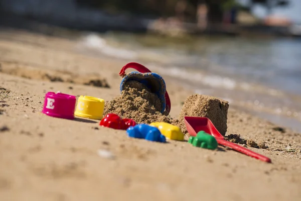 Brinquedos De Plástico Das Crianças Para Brincar Na Areia Ou Na Praia