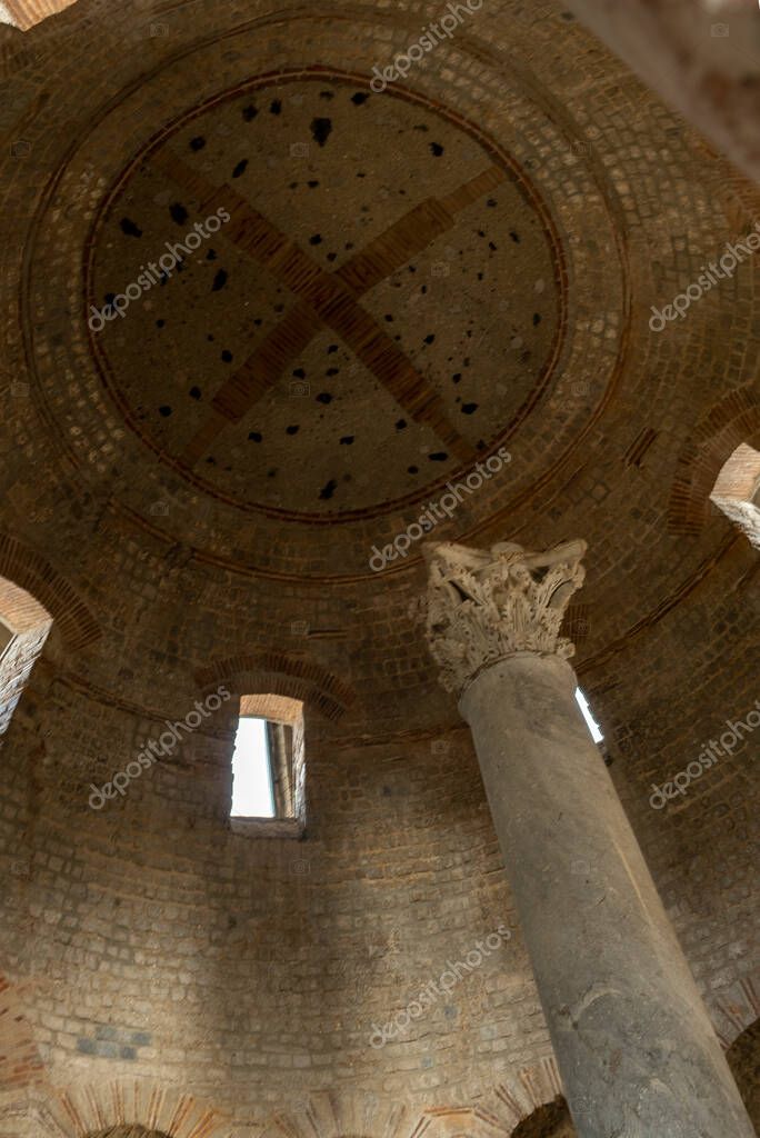 Vistas externas e internas del Baptisterio Paleocristiano de Nocera, Campania, Italia. Detalles ...