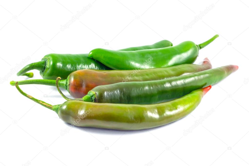 El pimiento verde se aísla sobre un fondo blanco 2025