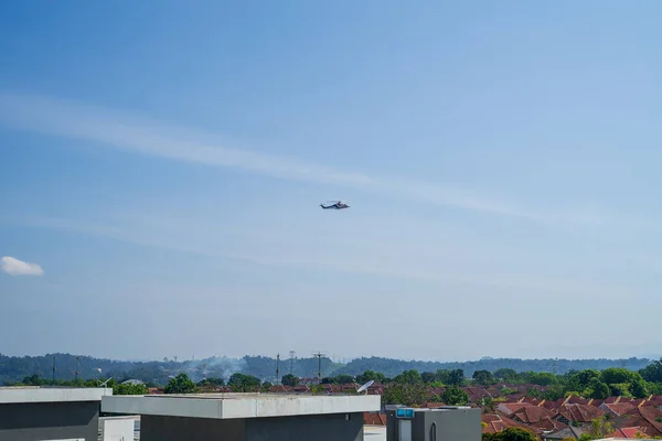 Bandar Seri Putra, Malasia - 3 de junio de 2021 Maniobras de helic pteros policiales sobre la ...