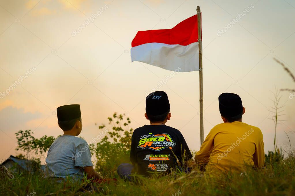 Yakarta, Indonesia-16 de agosto de 2021: La manera única de 3 niños en ... Yakarta, Indonesia-16 de agosto de 2021: La manera única de 3 niños en ...