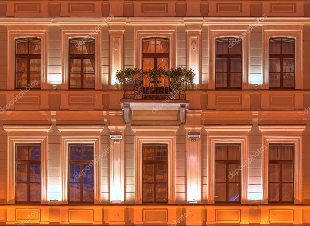 Ventanas en la fachada nocturna del Kempinski Hotel Moika 22 2024