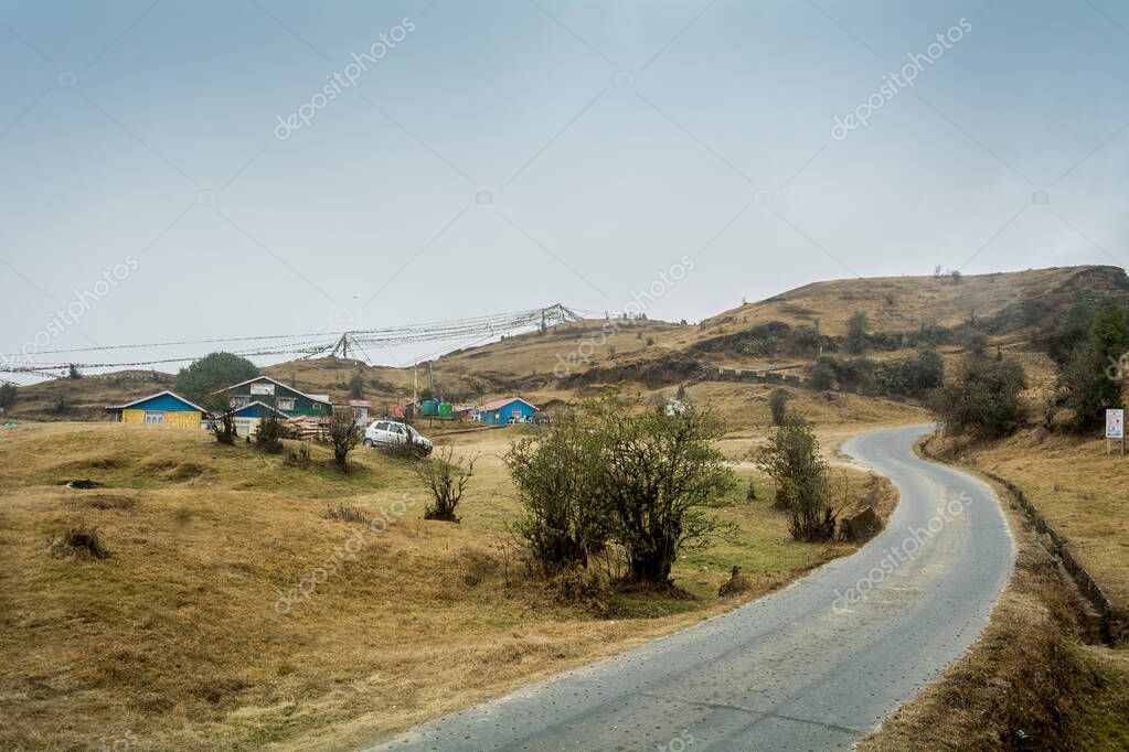 Hermoso paisaje de Chitrey que es un pequeño pueblo himalayo del ...