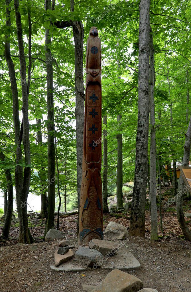 MONTEBELLO QUEBEC CANADA - 08 19 2021: Mi 'kmaq primer tótem de la ...