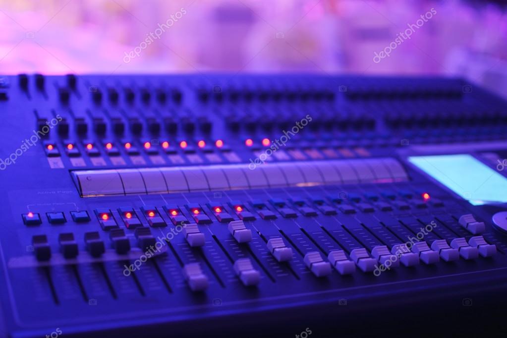 Mesa de control para iluminación de escenario 2024