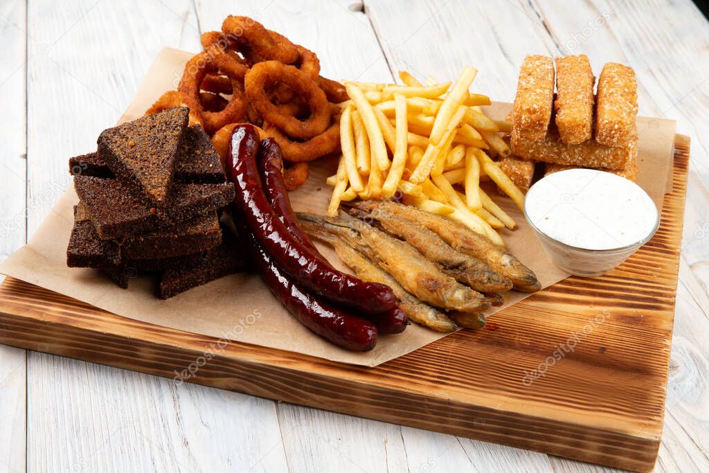 conjunto de bocadillos de cerveza. Embutidos fritos, papas fritas ...