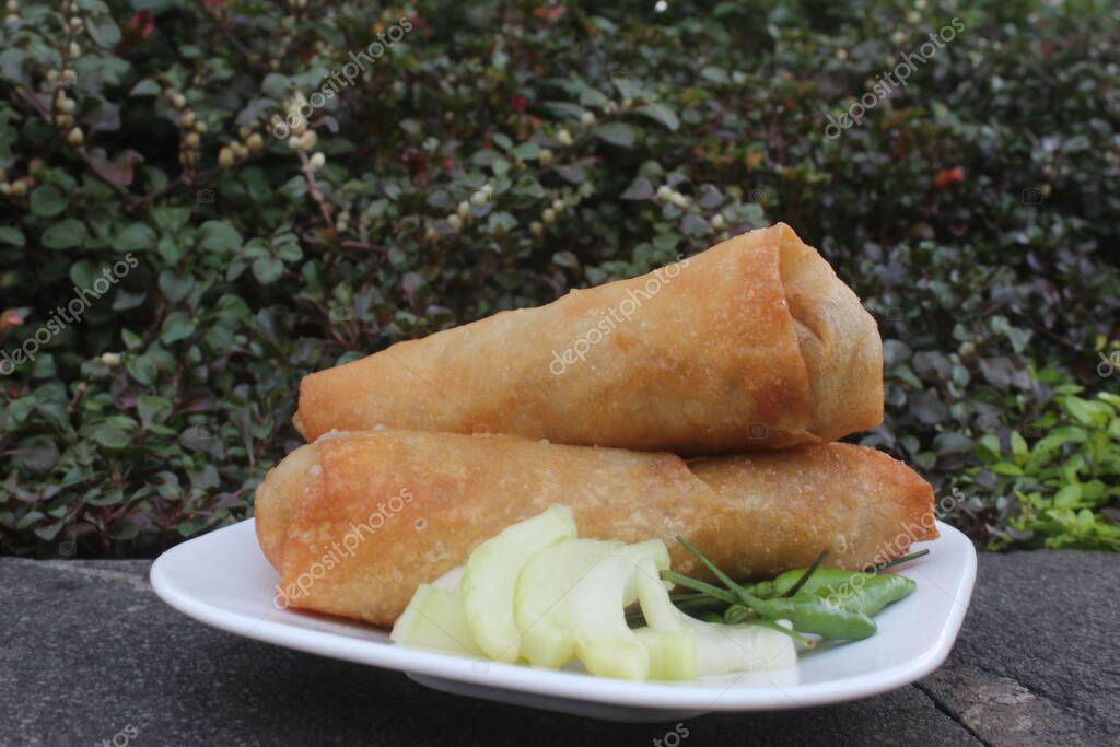 Rollos de primavera son un alimento típico de Semarang que consiste en ...