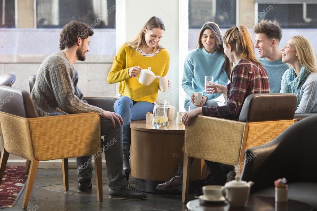 Amigos tomando el té de la tarde en un café: fotografía de stock ...