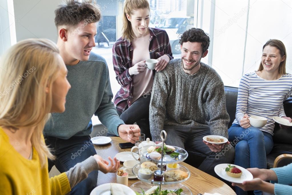 Amigos tomando el té de la tarde en un café: fotografía de stock ...