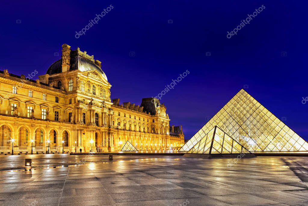 PARÍS - 17 DE SEPTIEMBRE Pirámide de vidrio y museo del Louvre el 17 de ...