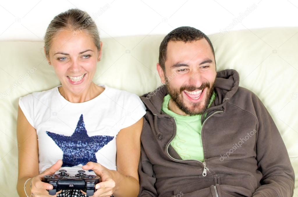 pareja jugar videojuegos - chico anima a su novia mientras pla 2024