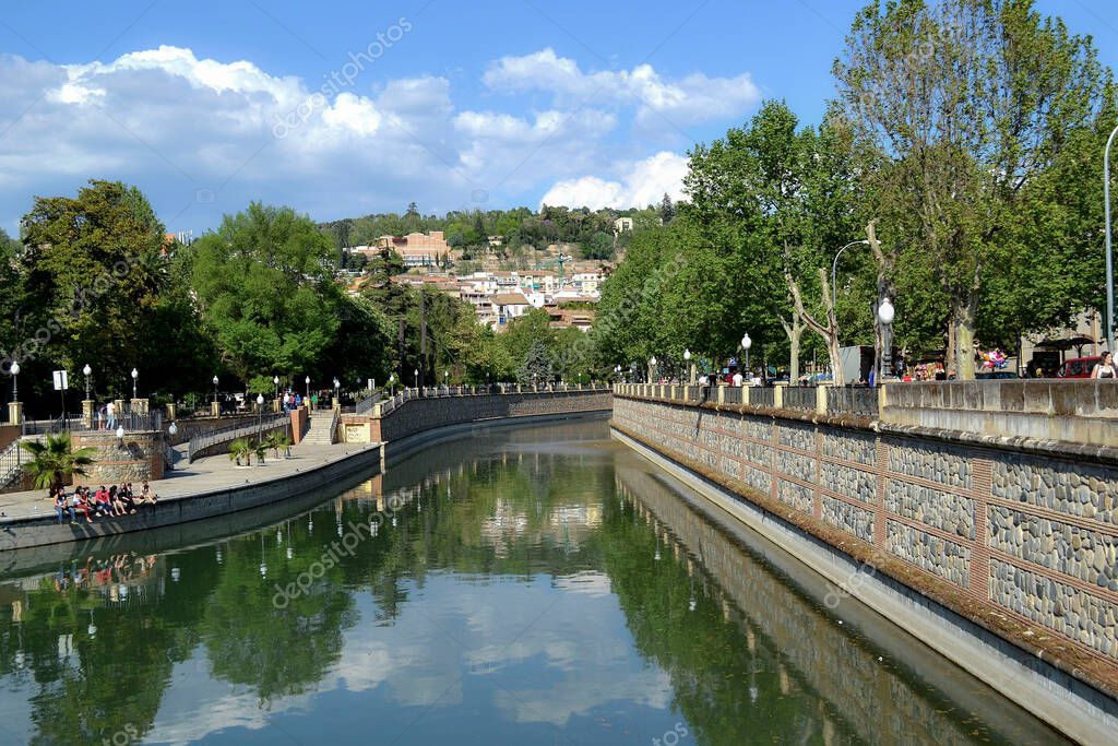 Río Genil desde el puente romano de Granada con mucho caudal de agua en ...