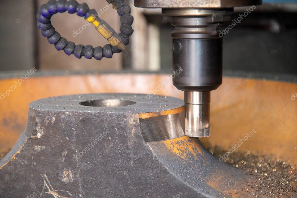 La fresadora CNC corta el hierro fundido mediante una herramienta indexable. El proceso de ...