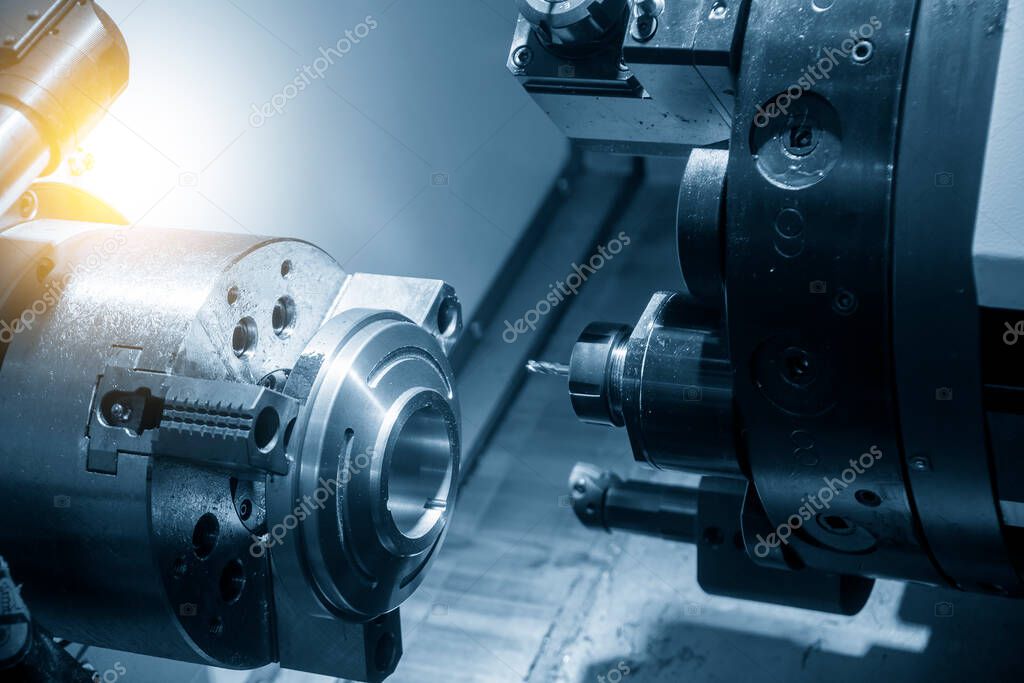 La máquina de torno CNC multitarea que hace que las piezas del eje de ...