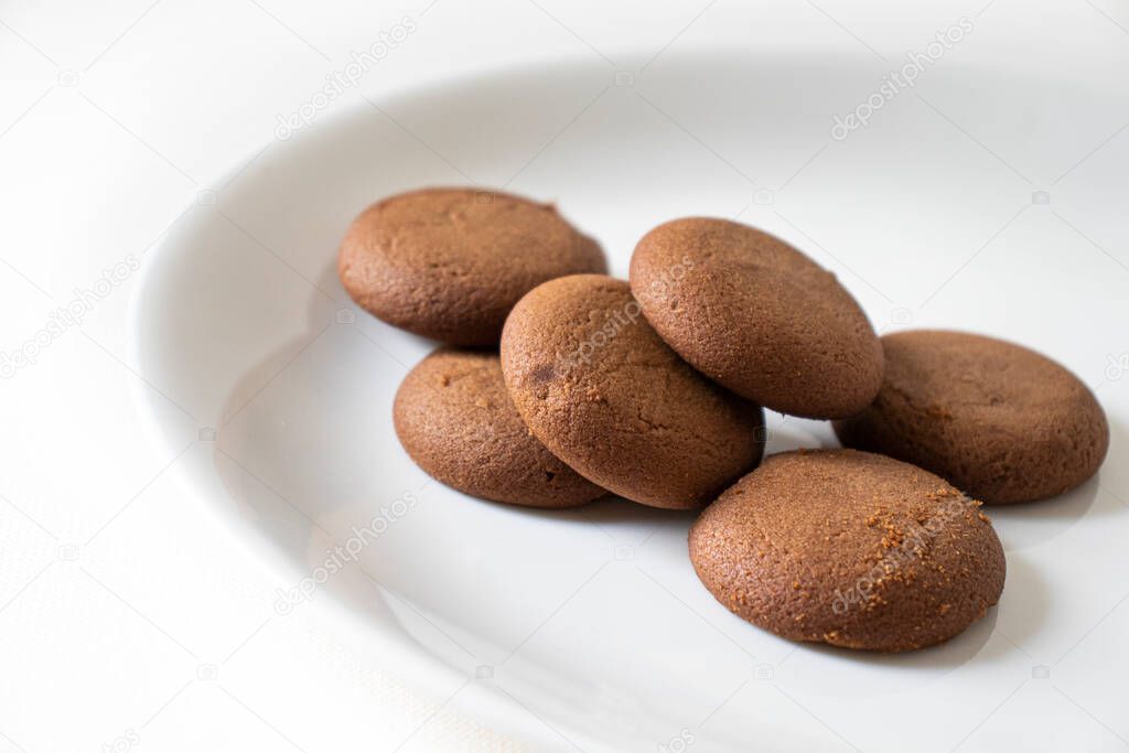 galletas de pastelería de chocolate indio aisladas sobre fondo blanco 2023