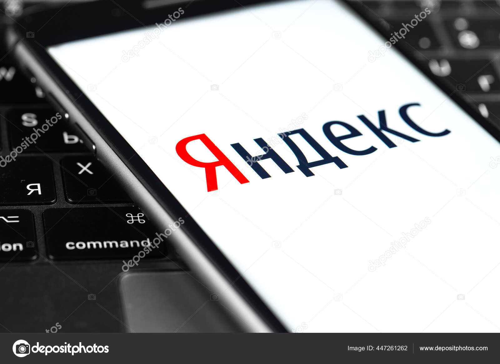 Logotipo Yandex Teléfono Inteligente Pantalla Con Primer Plano Portátil ...