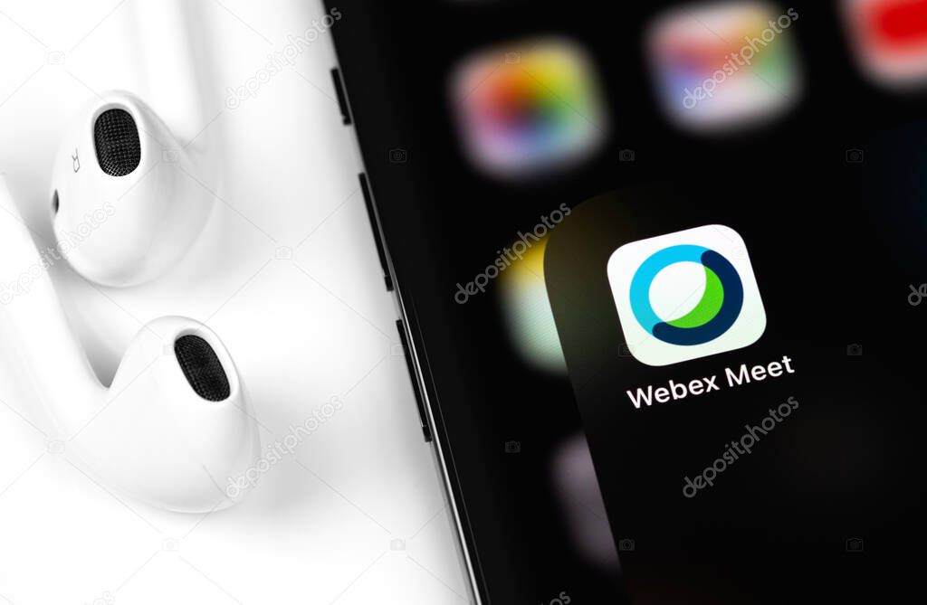 Webex Meetings icono aplicación móvil en la pantalla smartphone iPhone y auriculares EarPods ...