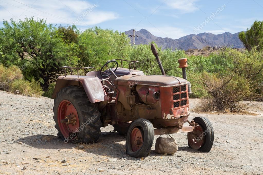 Tractor oxidado abandonado 2024