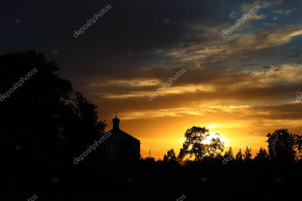 La silueta de una iglesia cristiana con una cruz en la cúpula al ...