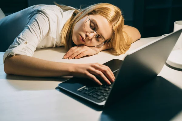 Mujer cansada pc fotos de stock, imágenes de Mujer cansada pc sin ...