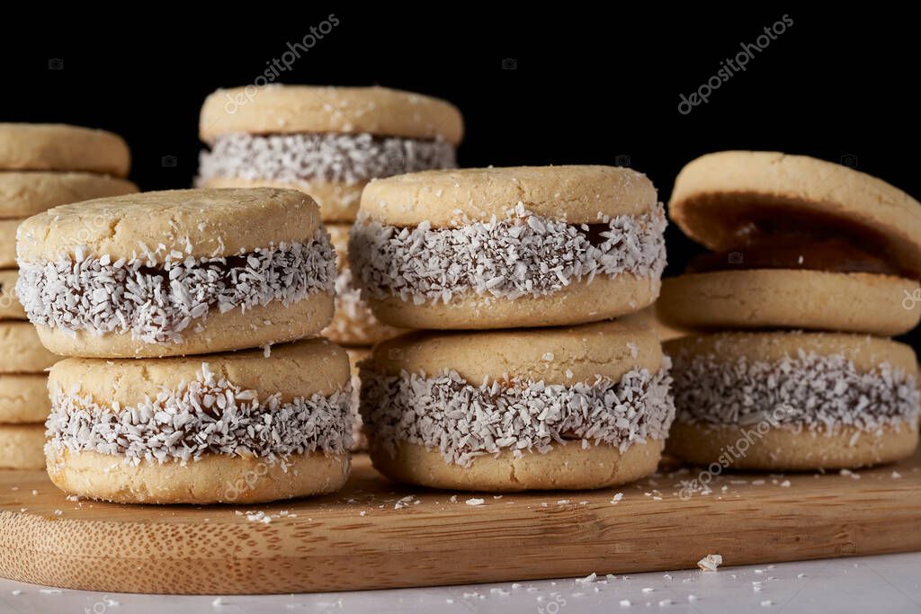 maicena alfajores con dulce de leche y coco rallado. Dulce de leche es ...