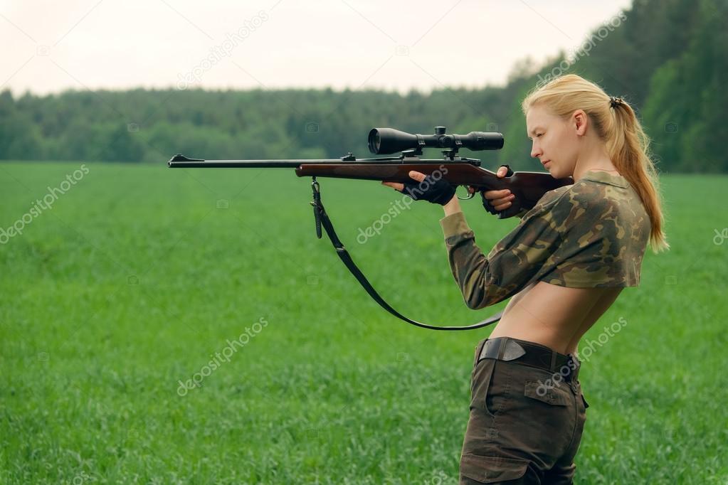 Pretty hunter girl aiming with hunting rifle in the outer wood. — Stock ...