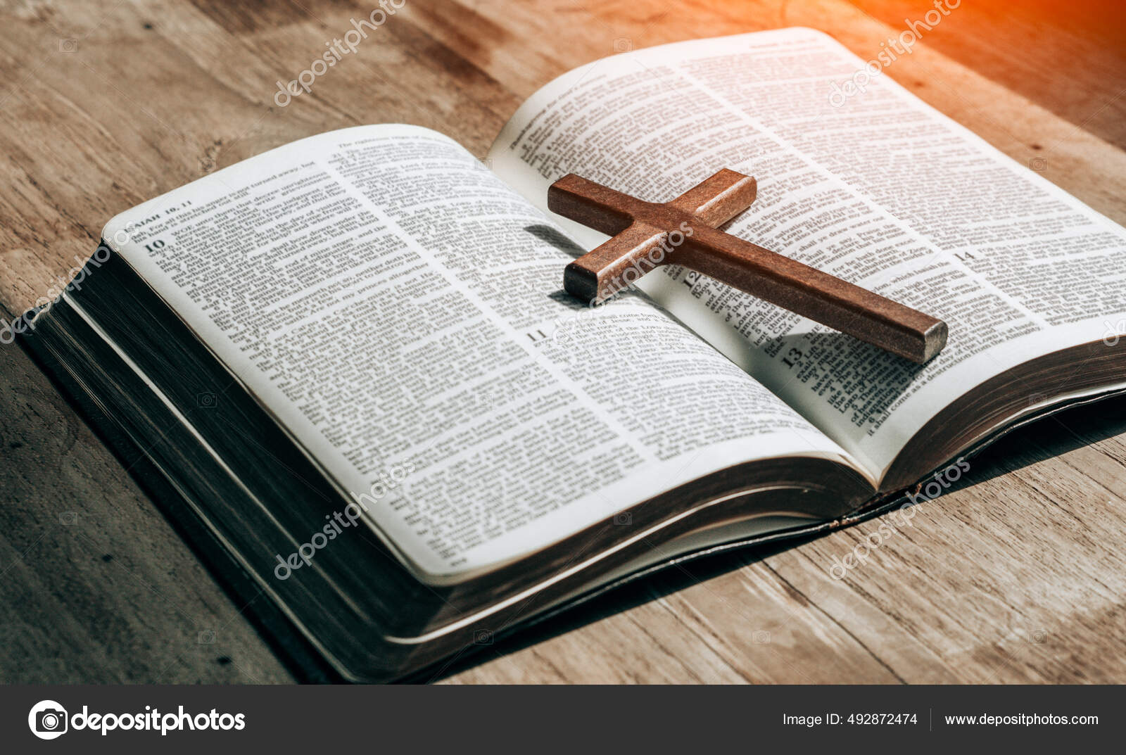 Salib Atas Alkitab Yang Terbuka Atas Meja Kayu Dengan Jendela — Foto ...