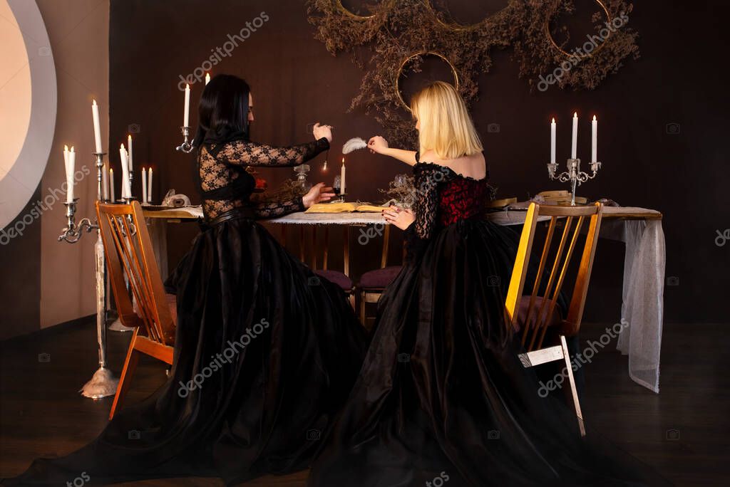 Dos brujas realizan un hechizo de amor ritual mágico. Magia. fantasía ...