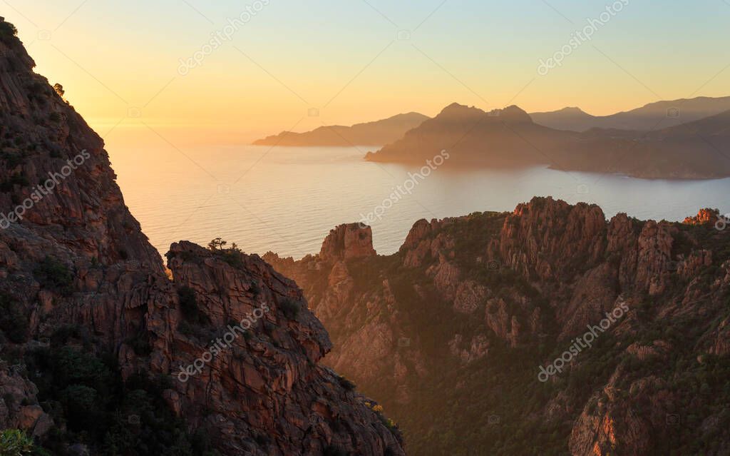 Acantilados de la famosa Calanche y el Golf de Oporto en la isla de C ...