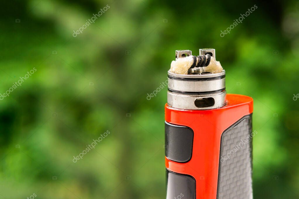 cigarrillo electrónico en el fondo de los árboles, lana espiral visible ...