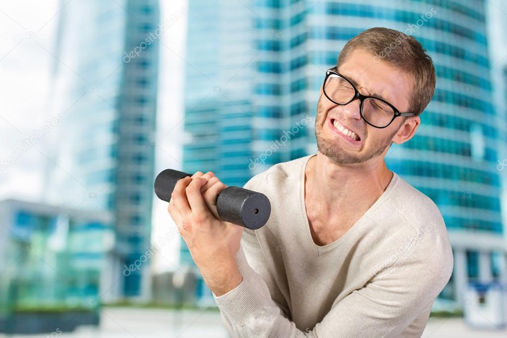 Engraçado homem fraco tenta levantar um peso fotos, imagens de ...