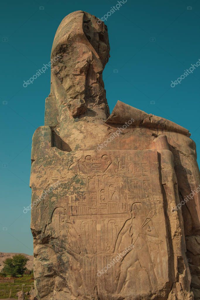 Los Colosos de Memnon son dos estatuas monumentales que representan ...