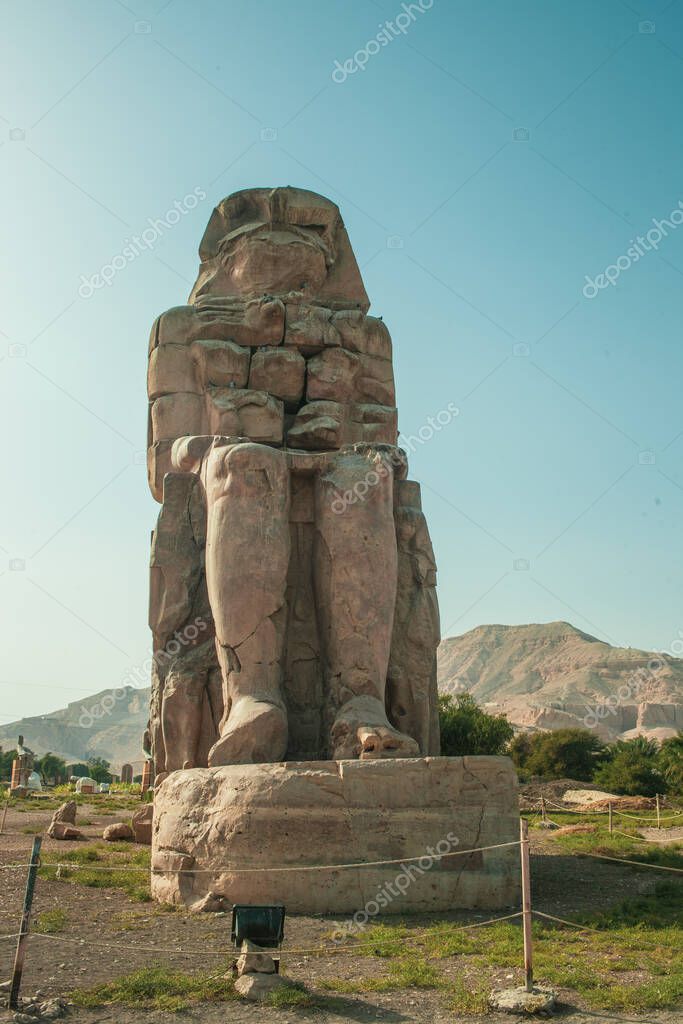 Los Colosos de Memnon son dos estatuas monumentales que representan ...