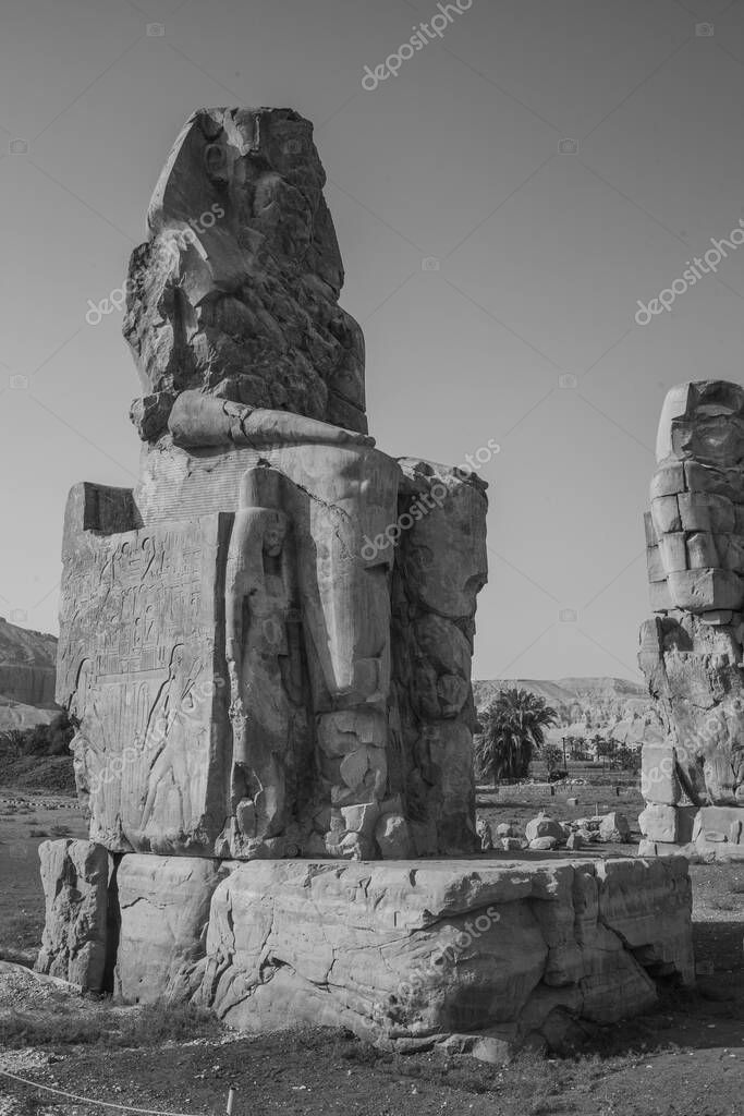 Los Colosos de Memnon son dos estatuas monumentales que representan ...