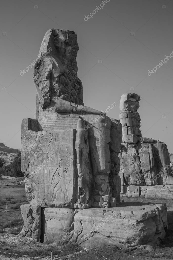 Los Colosos de Memnon son dos estatuas monumentales que representan ...