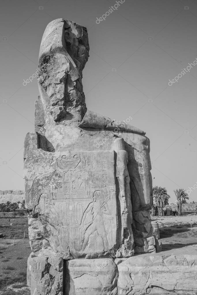 Los Colosos de Memnon son dos estatuas monumentales que representan ...