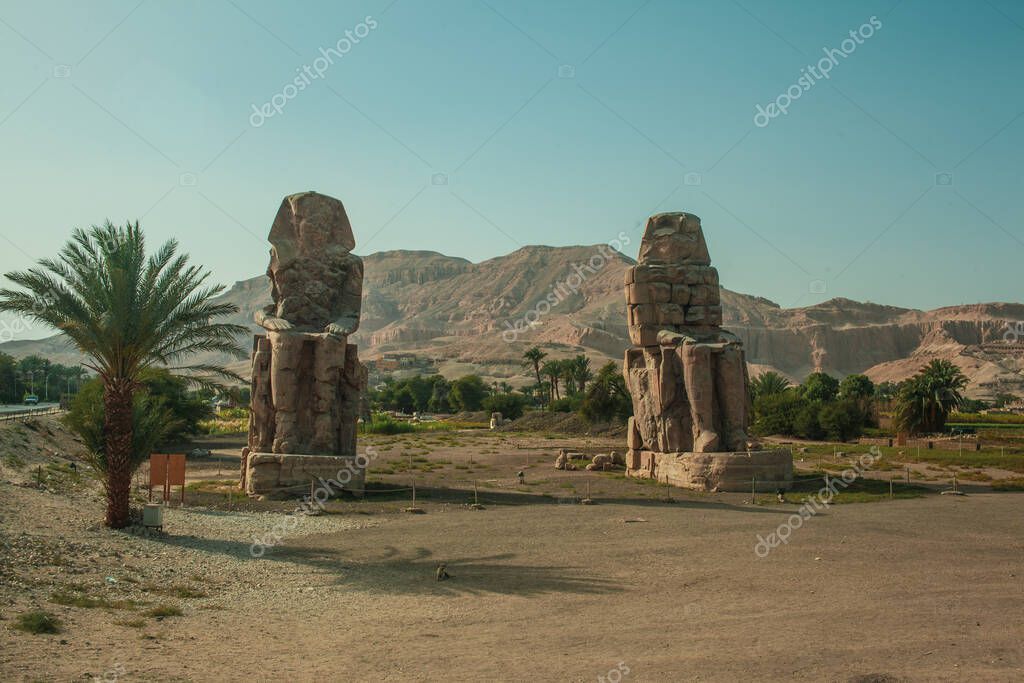 Los Colosos de Memnon son dos estatuas monumentales que representan ...