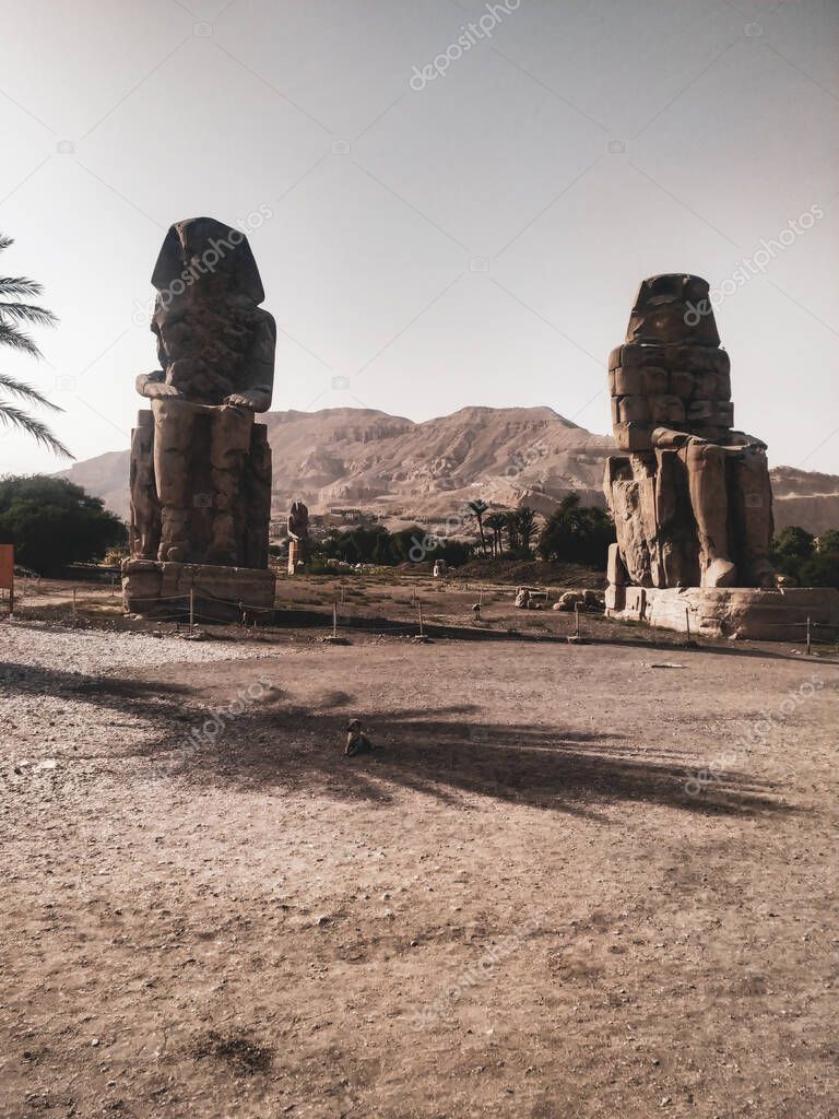 Los Colosos de Memnon son dos estatuas monumentales que representan ...