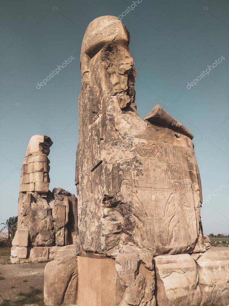Los Colosos de Memnon son dos estatuas monumentales que representan ...