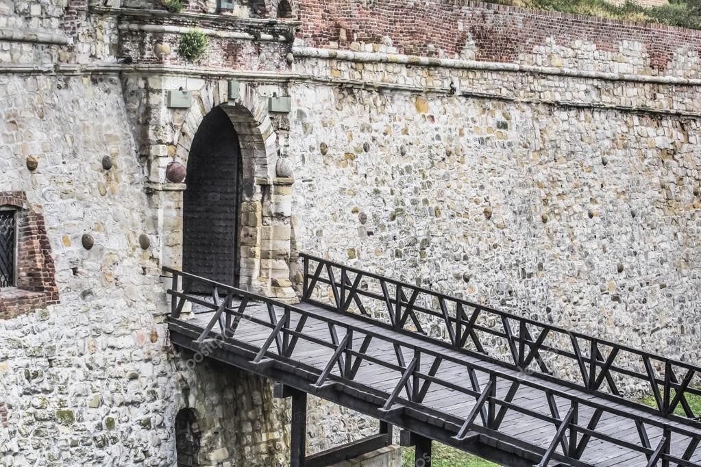Rempart médiéval de pierre-brique de forteresse, avec la porte blindée ...