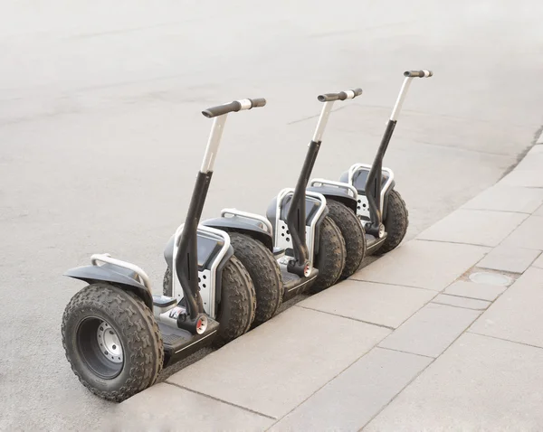 Segways en un camino de asfalto 2024