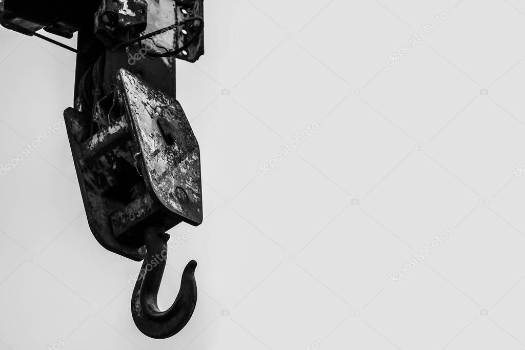 Gancho de grúa colgado sobre cuerdas de acero aisladas sobre fondo ...