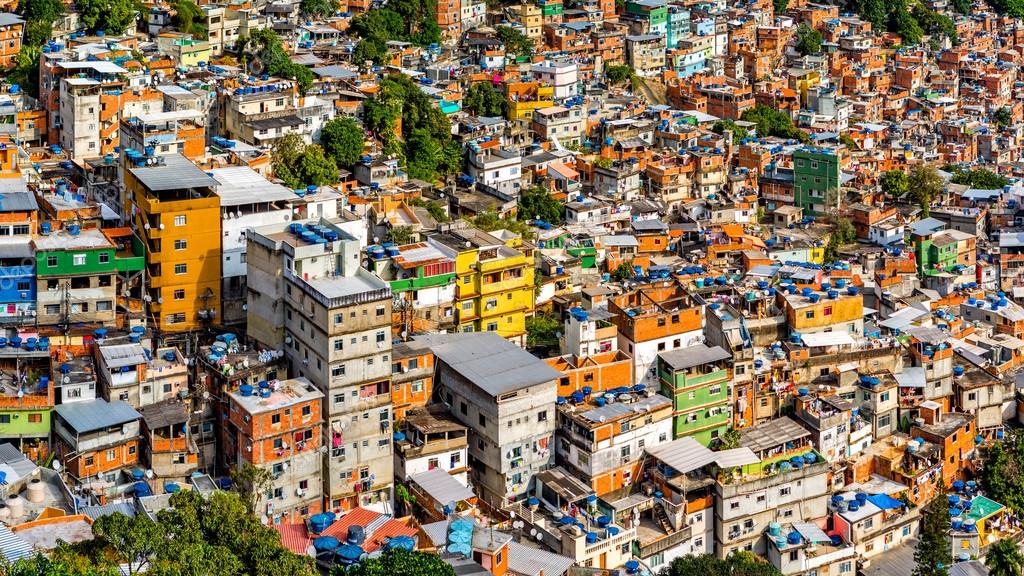 Favela de Rocinha do Rio de janeiro — Fotografias de Stock © mandritoiu ...