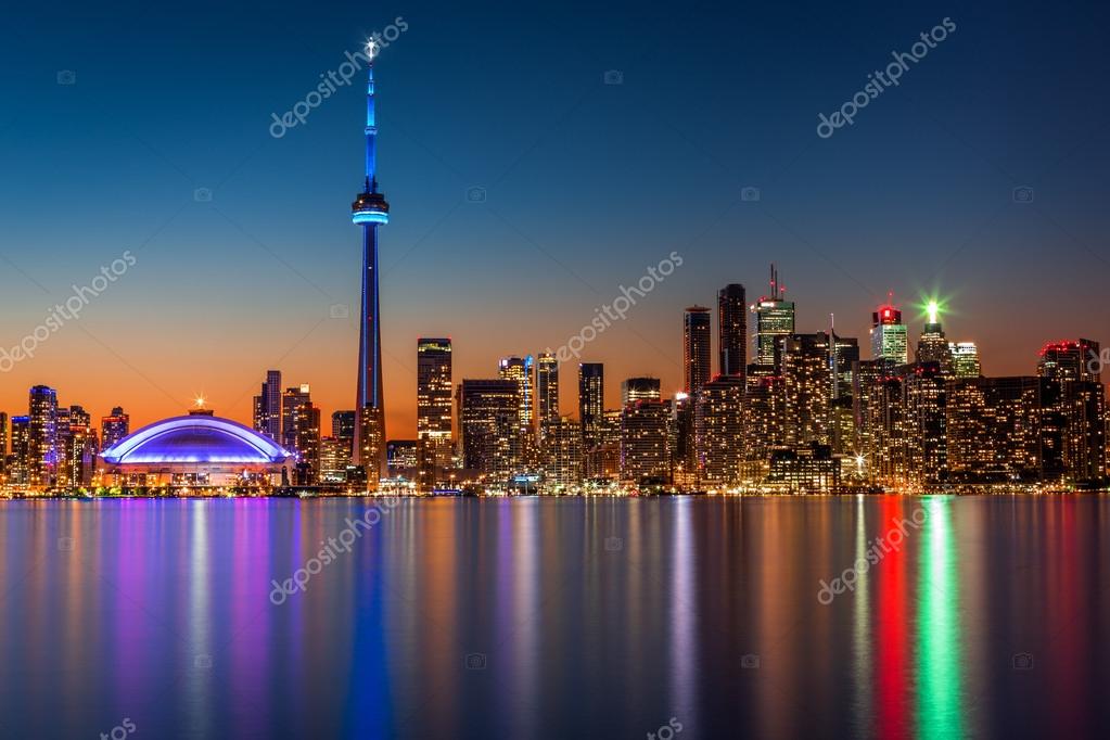 Toronto skyline at dusk — Stock Editorial Photo © mandritoiu #82410384