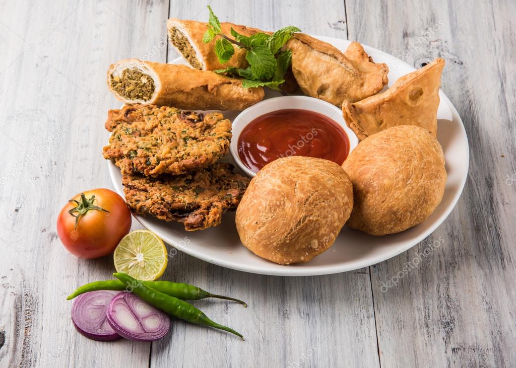 cilantro vada o kothimbir vada, samosa, kachori, daal vada sobre ...