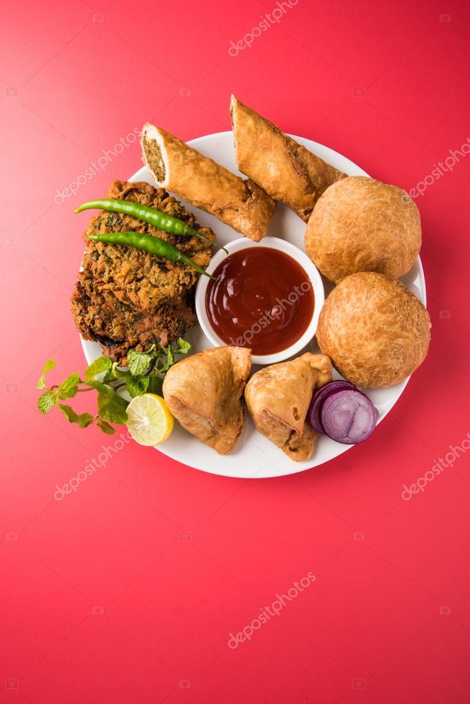 cilantro vada o kothimbir vada, samosa, kachori, daal vada sobre ...