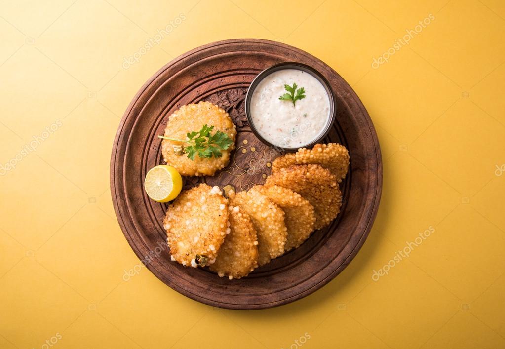 sabroso sabudana vada o sabudana vade compuesto de Sago servido con ...