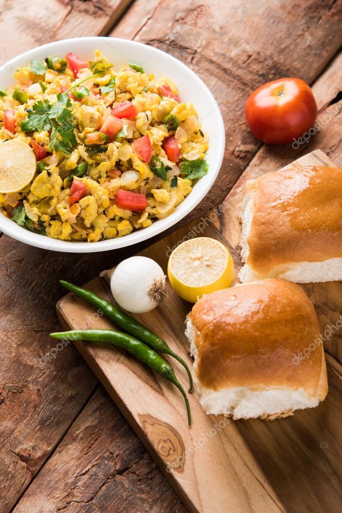 Masala Anda Bhurji de huevo bhurji o huevos revueltos picantes con pan ...