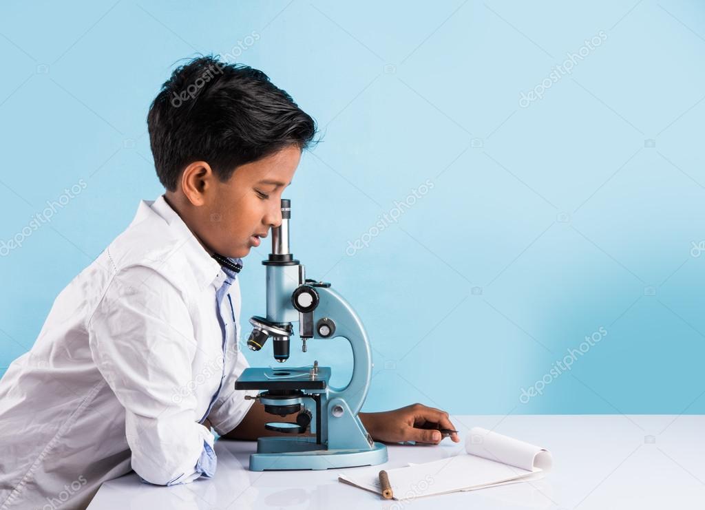 niño indio y microscopio, chico asiático con microscopio, lindo niño ...