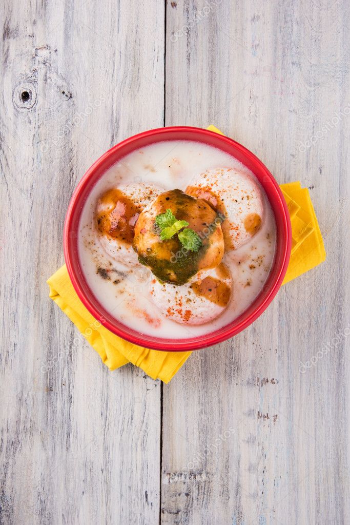 dahi vada o dahi vade también conocido como Curd Vadai en el sur de la ...